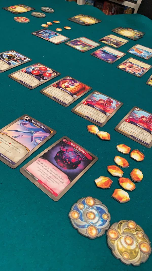 Reseña : Keyforge forjando con ámbar - Muevecubos